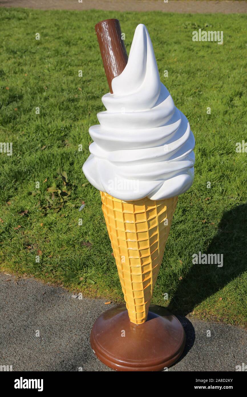 Plastic ice cream cornet -Fotos und -Bildmaterial in hoher Auflösung ...