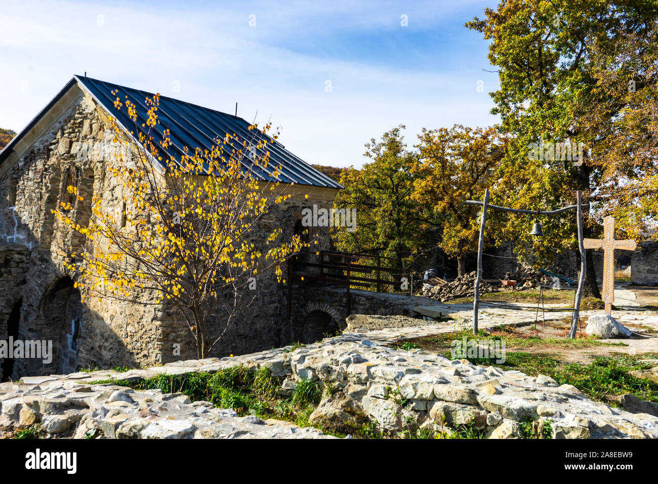 Herbstliche Ujarma Burgruinen in der Kaukasischen Berge versteckt auf ...