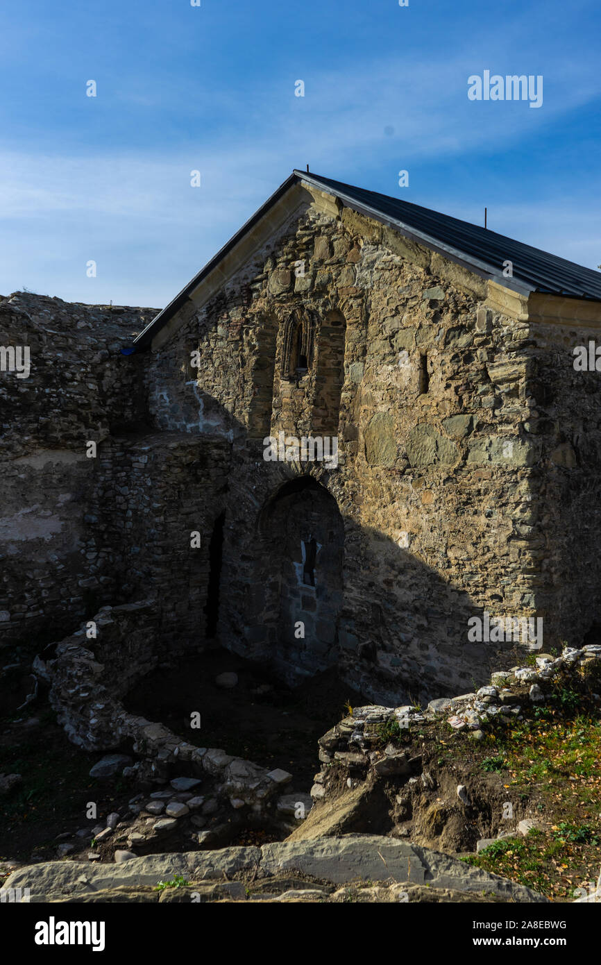 Herbstliche Ujarma Burgruinen in der Kaukasischen Berge versteckt auf ...