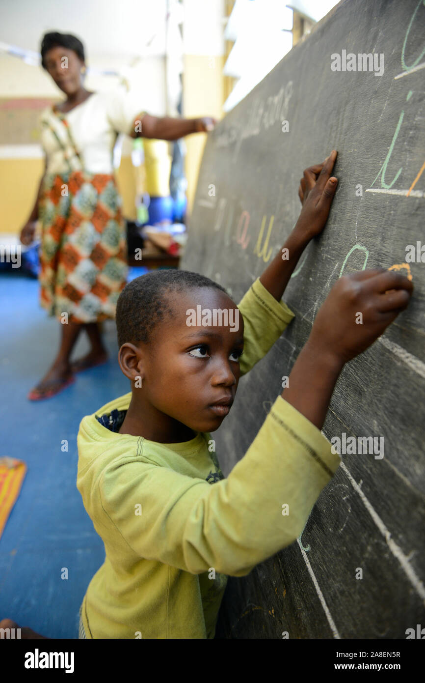 Day Care Kindergarten Kids Teacher Stockfotos und -bilder Kaufen - Alamy