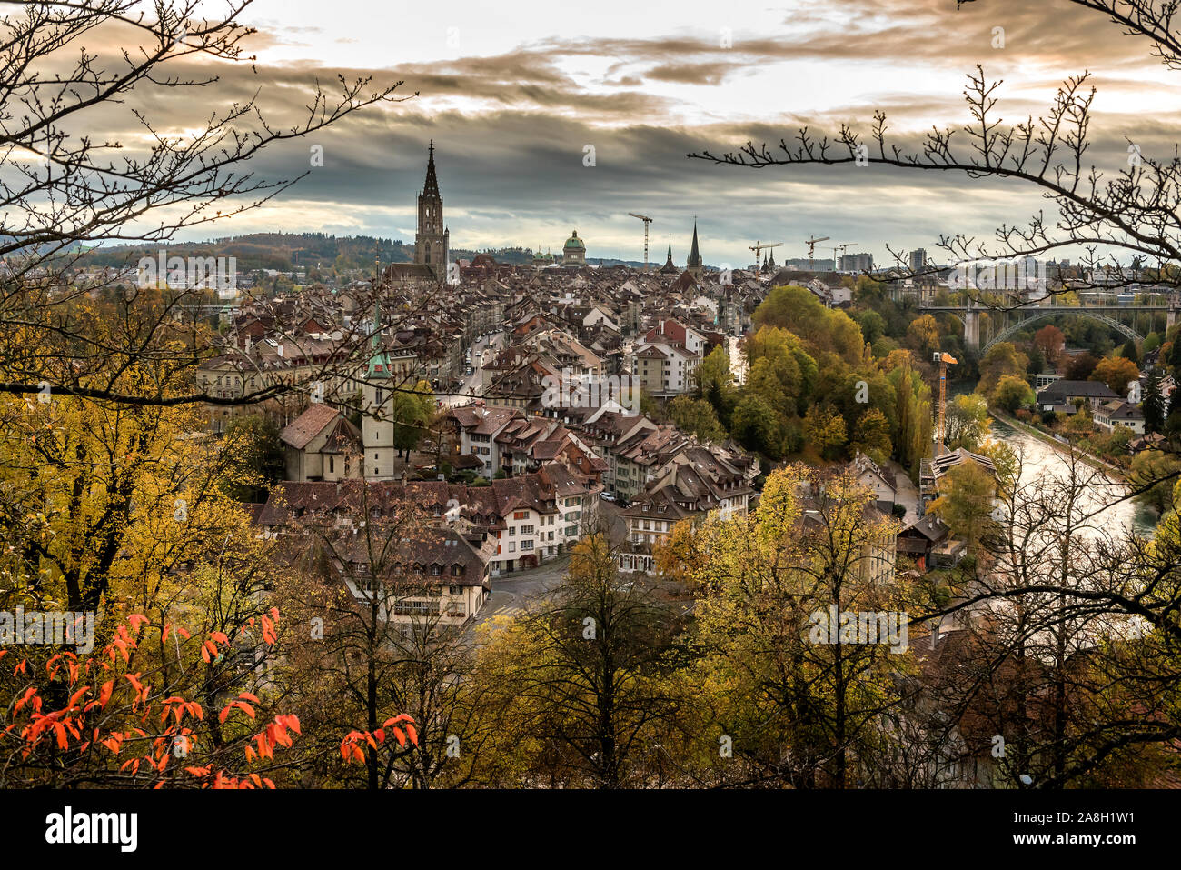 Panoramablick auf die Berner Altstadt mit der Aare rund um die Stadt ...
