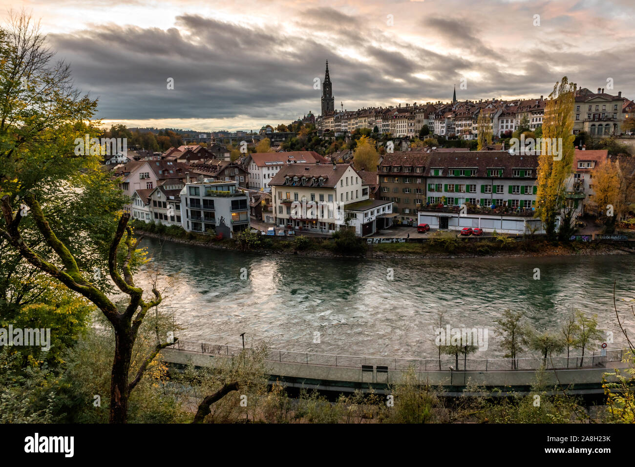 Panoramablick auf die Berner Altstadt mit der Aare rund um die Stadt ...