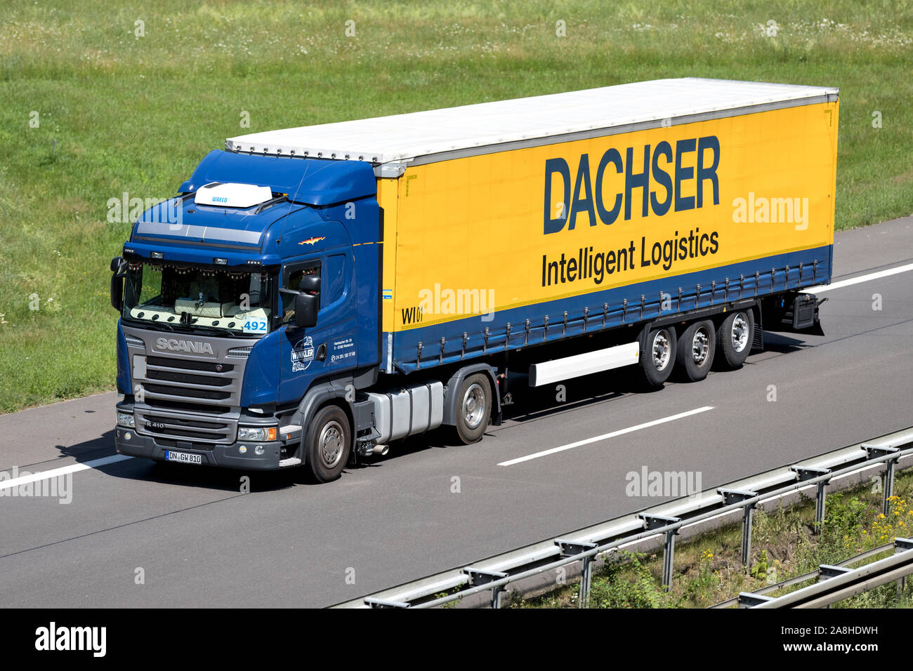 Winkler Scania Lkw mit Dachser curtainside Anhänger auf der Autobahn ...