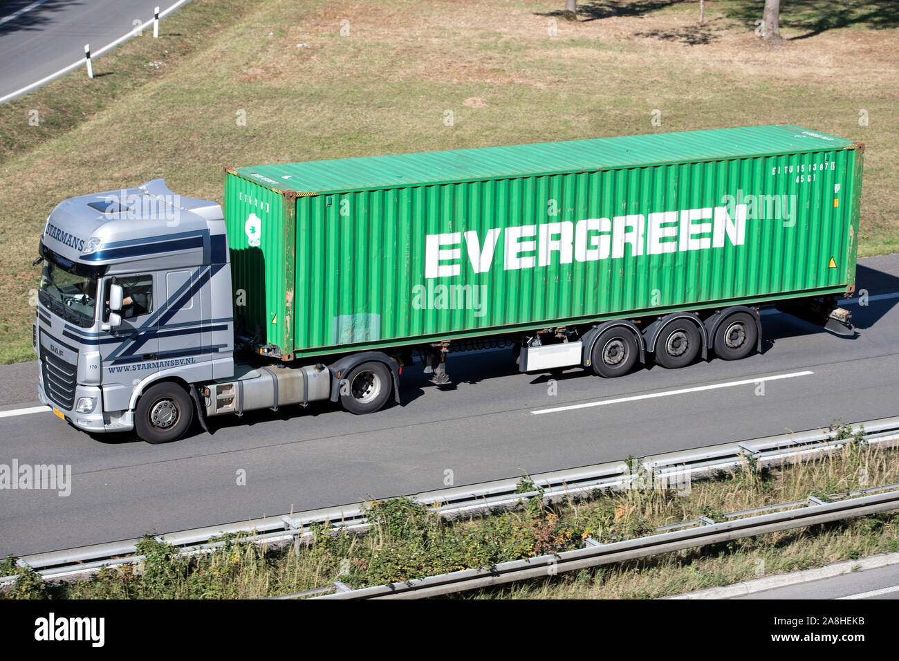 Starmans DAF LKW mit Evergreen Container auf der Autobahn ...