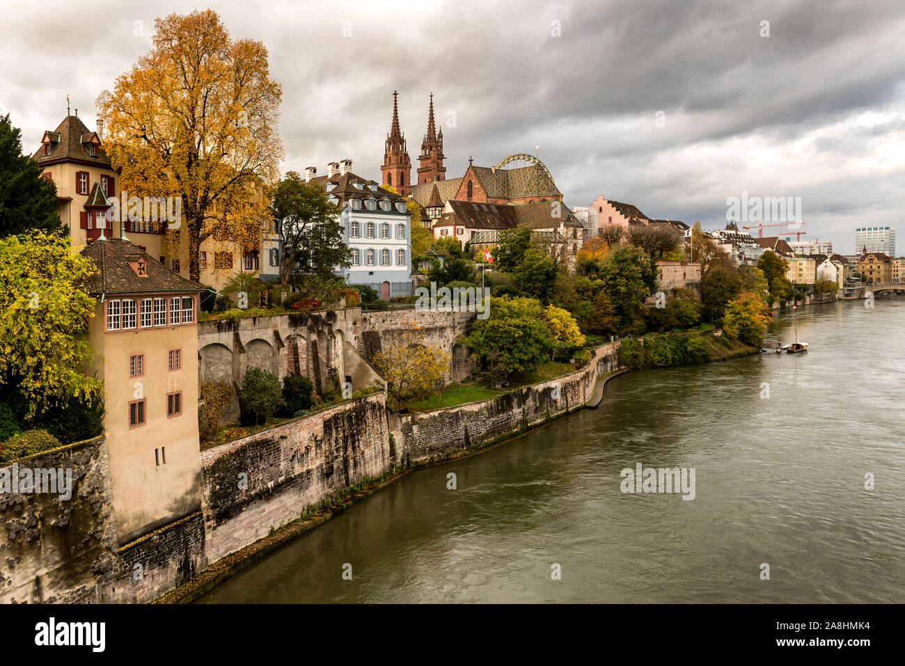 Grossbasel Altstadt mit Basler Münster Kathedrale auf dem Rhein in ...