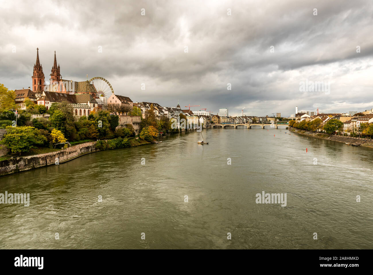 Grossbasel Altstadt mit Basler Münster Kathedrale auf dem Rhein in ...