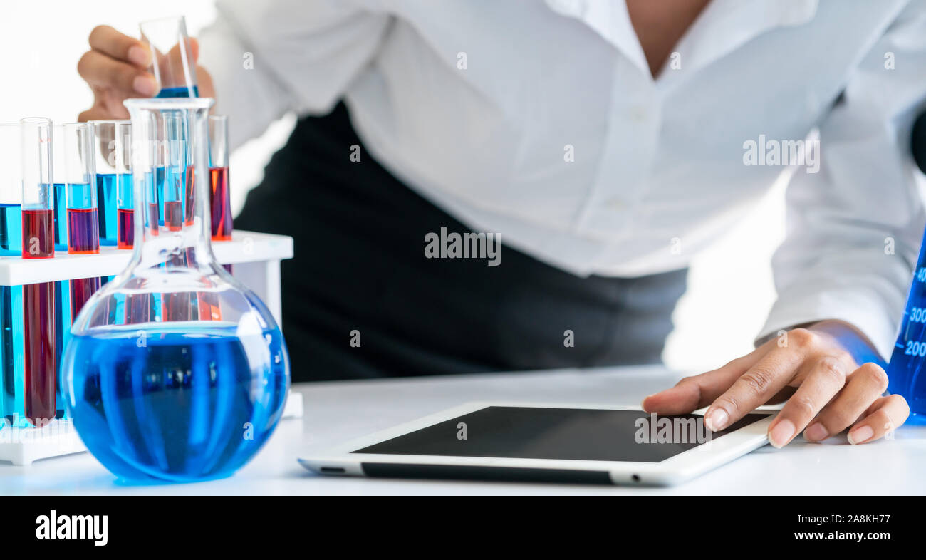 Wissenschaftlerin im Labor arbeiten und Prüfung Biochemie Probe im ...