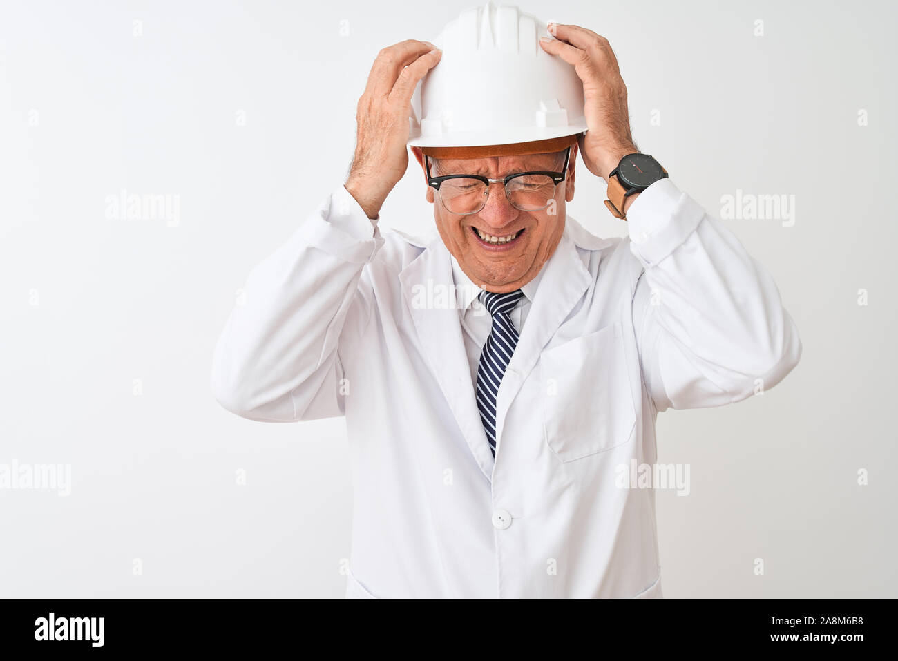 Ältere grauhaarige Ingenieur Mann mit Mantel und Helm über isoliert ...
