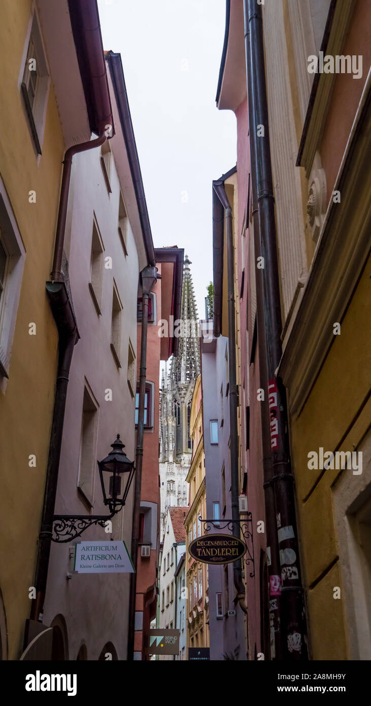 Altstadt von regensburg am abend -Fotos und -Bildmaterial in hoher ...