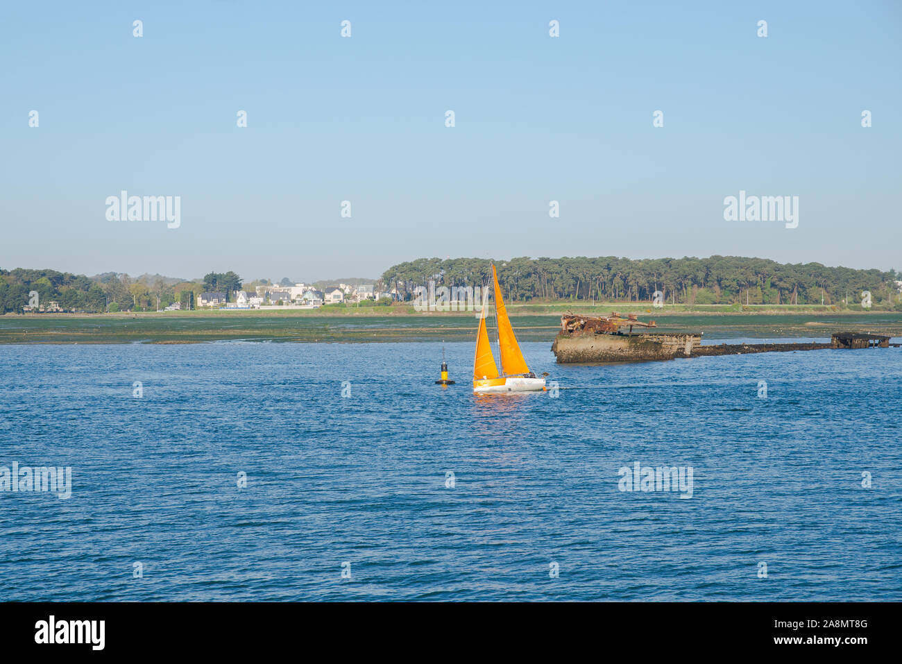 Lorient Hafen, orange Segelboot, das den Hafen verlässt, Bretagne ...