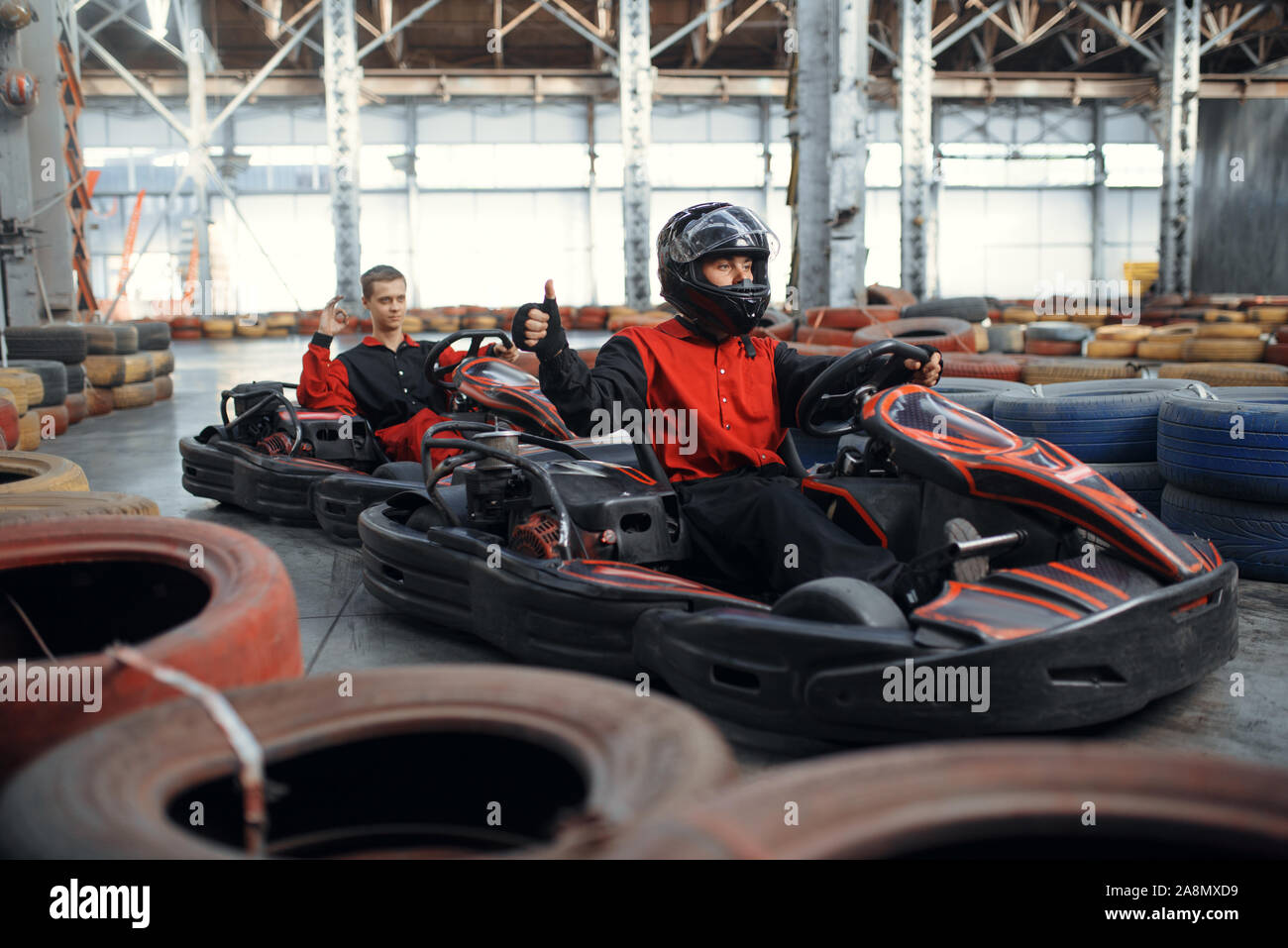 Indoor kartfahren -Fotos und -Bildmaterial in hoher Auflösung – Alamy