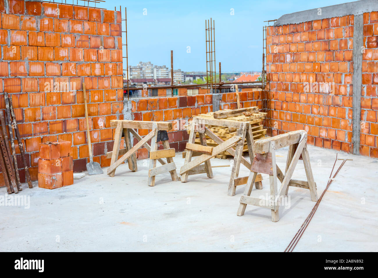 Holzrahmen truss aus Holzbalken für mobile Gerüst an der Baustelle, im ...