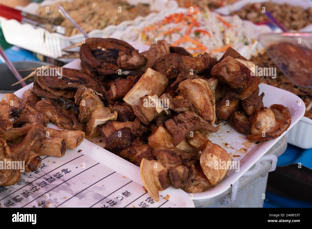 Gebratenes Schweinefleisch serviert ein Filipino Carinderia, Cebu City ...