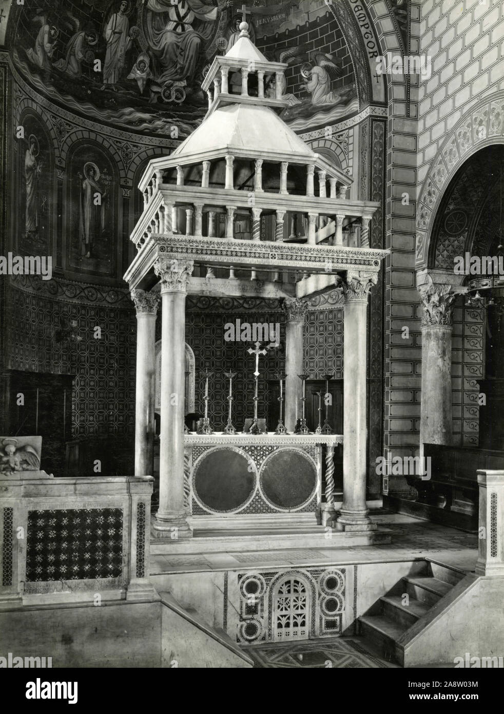 Altar baldachin -Fotos und -Bildmaterial in hoher Auflösung – Alamy