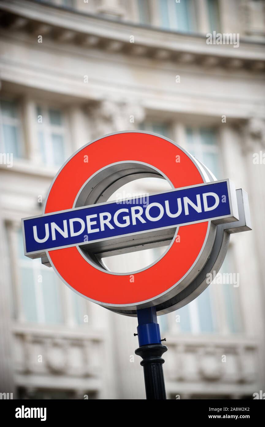 U bahn roundel logo -Fotos und -Bildmaterial in hoher Auflösung – Alamy