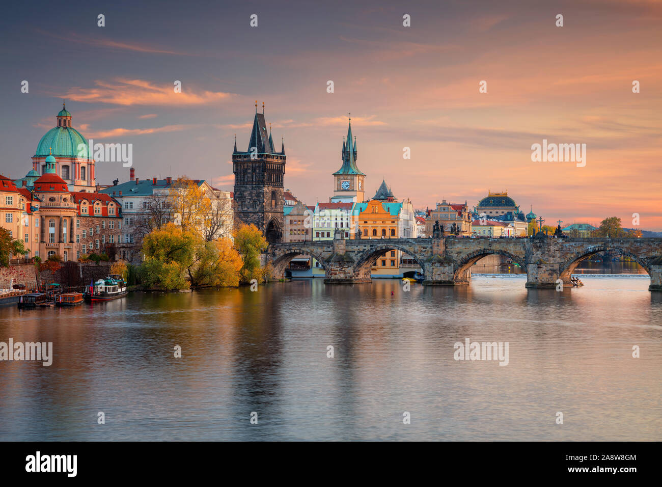 Beleuchtete brücke und kirche -Fotos und -Bildmaterial in hoher ...