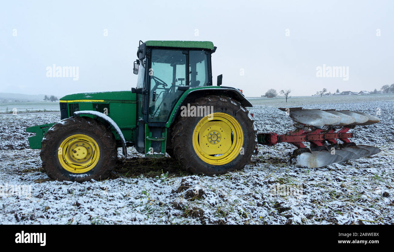 Traktor und pflug -Fotos und -Bildmaterial in hoher Auflösung – Alamy