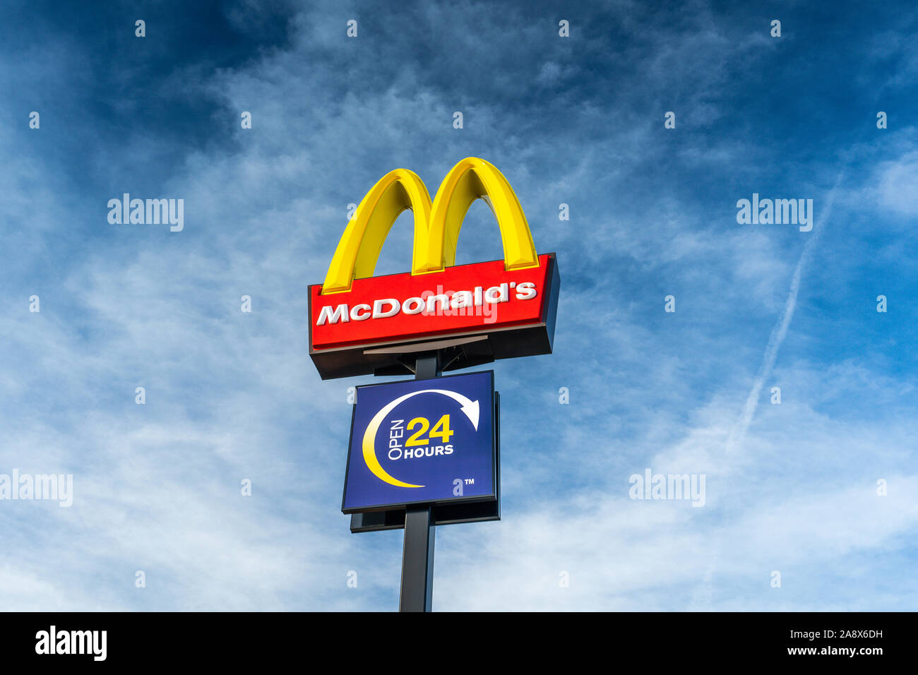 Mcdonalds open people center -Fotos und -Bildmaterial in hoher ...