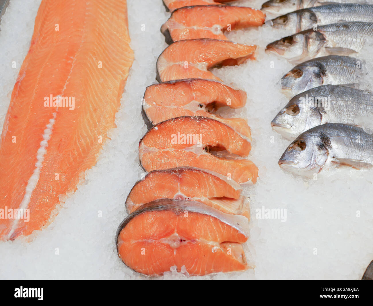 Fischladen lachs display -Fotos und -Bildmaterial in hoher Auflösung ...