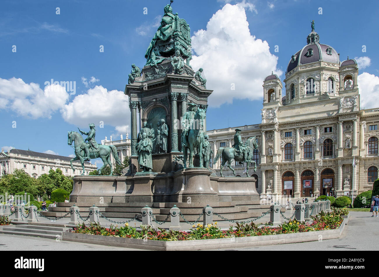 In der Mitte der Maria-Theresien-Platz in Wien ist eine große Statue ...