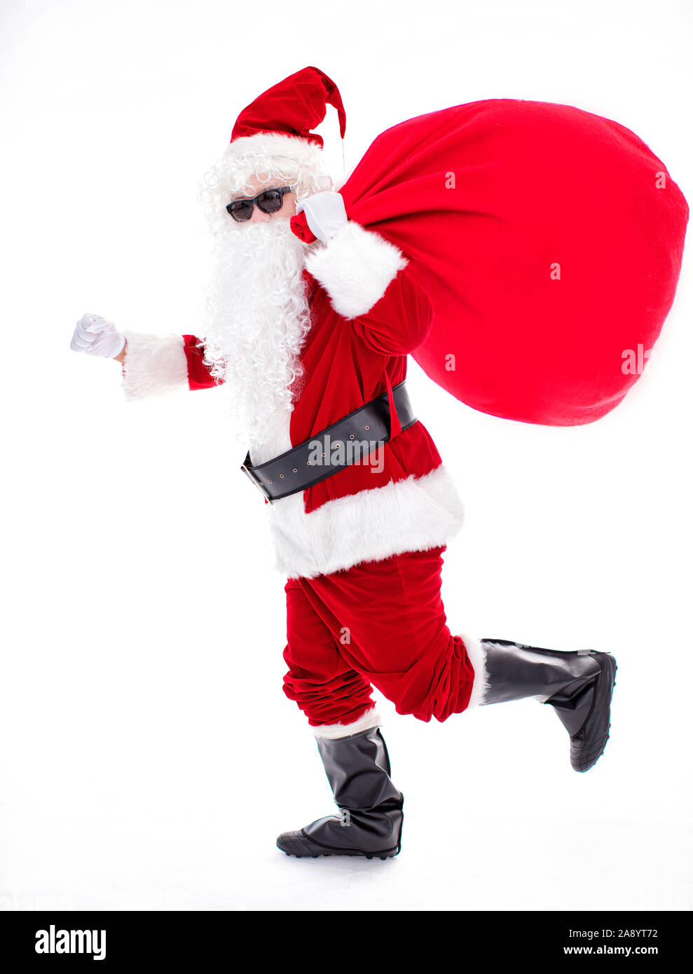 Santa Carrying Big Red Sack Fotos Und Bildmaterial In Hoher Auflösung