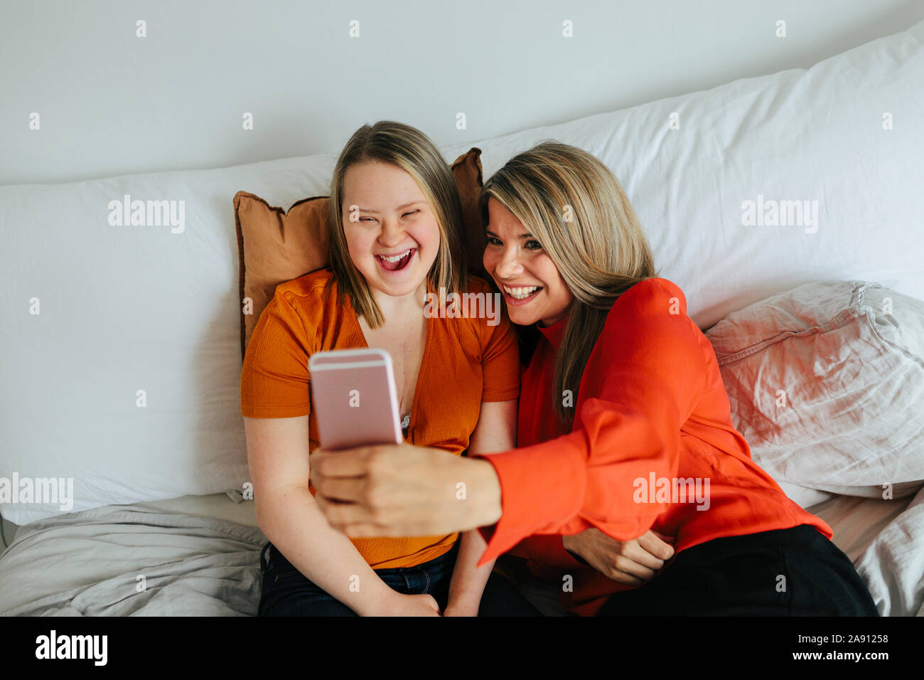 Schwestern freunde zu hause mit selfie -Fotos und -Bildmaterial in hoher Auflösung – Alamy