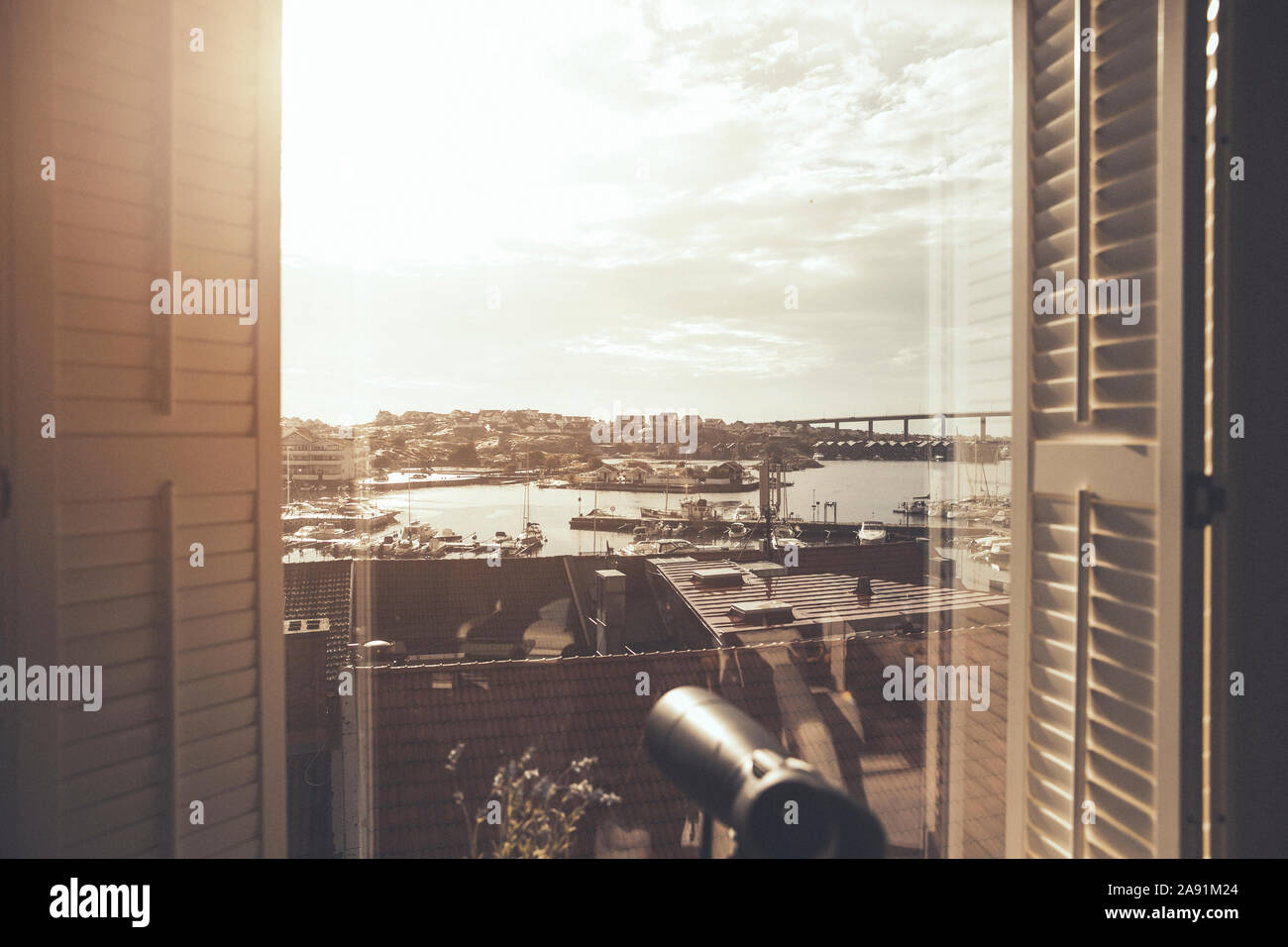 Blick durch das fenster boot meer -Fotos und -Bildmaterial in hoher ...