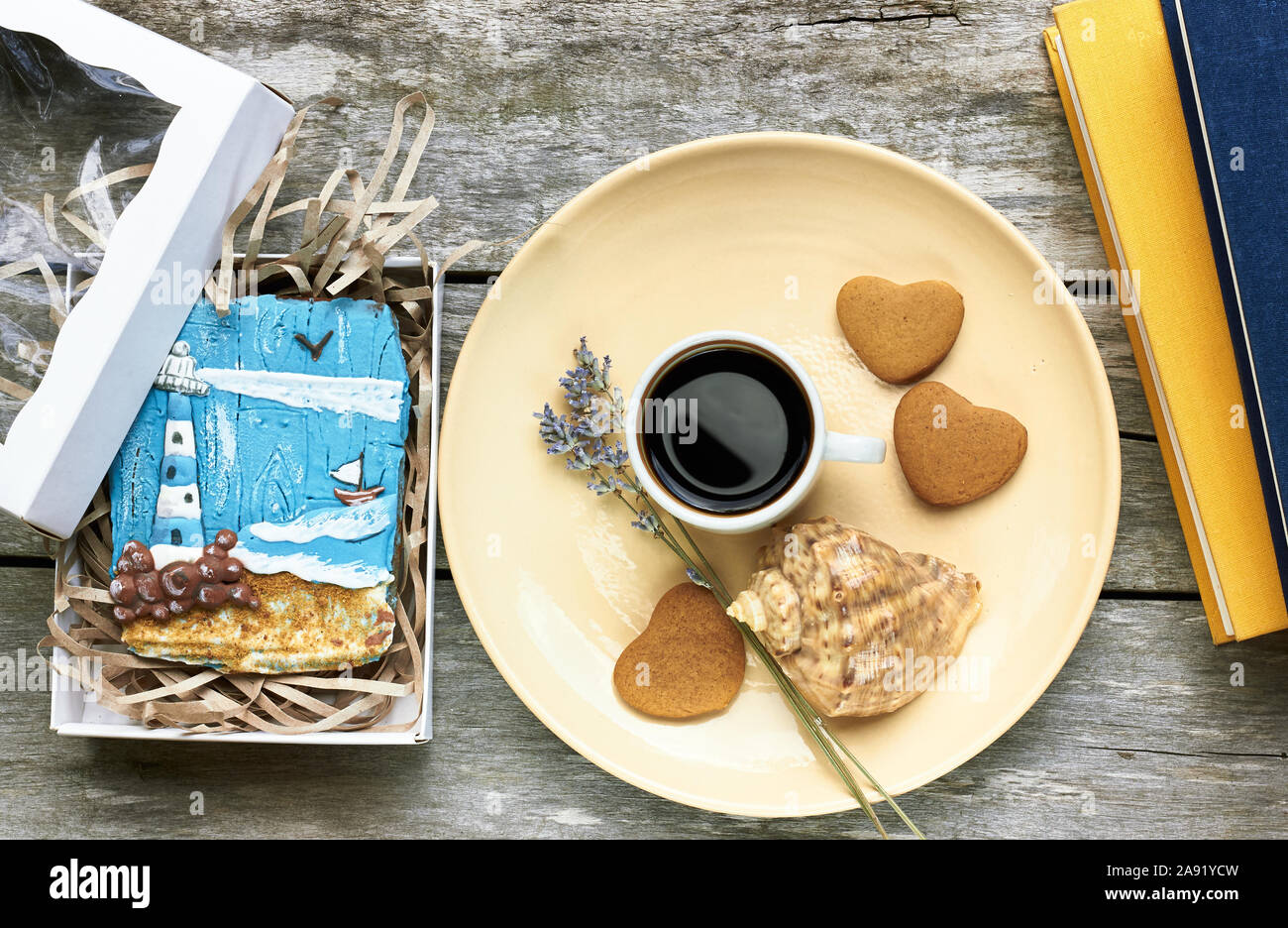 Skandinavisches Frühstück am Meer: Kaffee, herzförmige Plätzchen ...