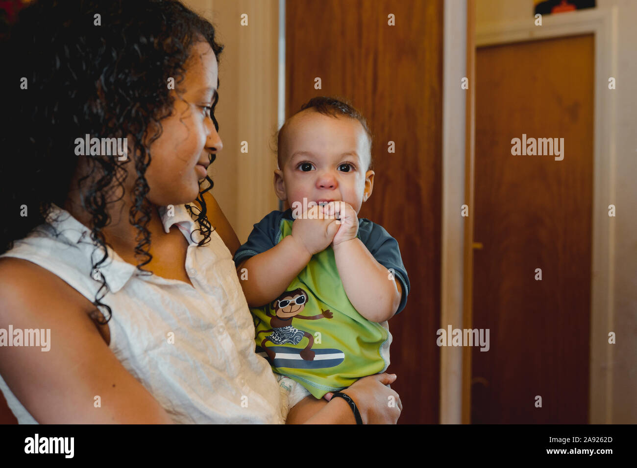 Dunkle mutter -Fotos und -Bildmaterial in hoher Auflösung – Alamy