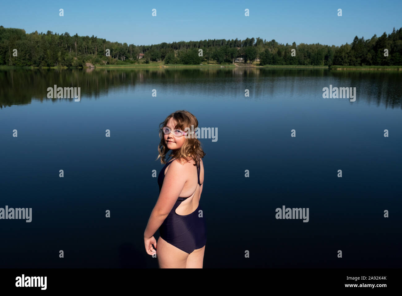 Mädchen Am See Stockfotografie Alamy