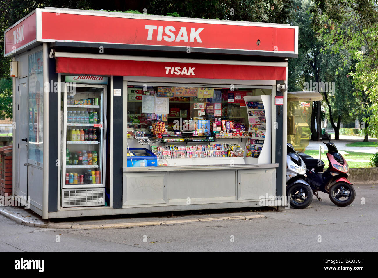 Bürgersteig Kiosk in Pula, Kroatien, Verkauf von Zeitungen und ...