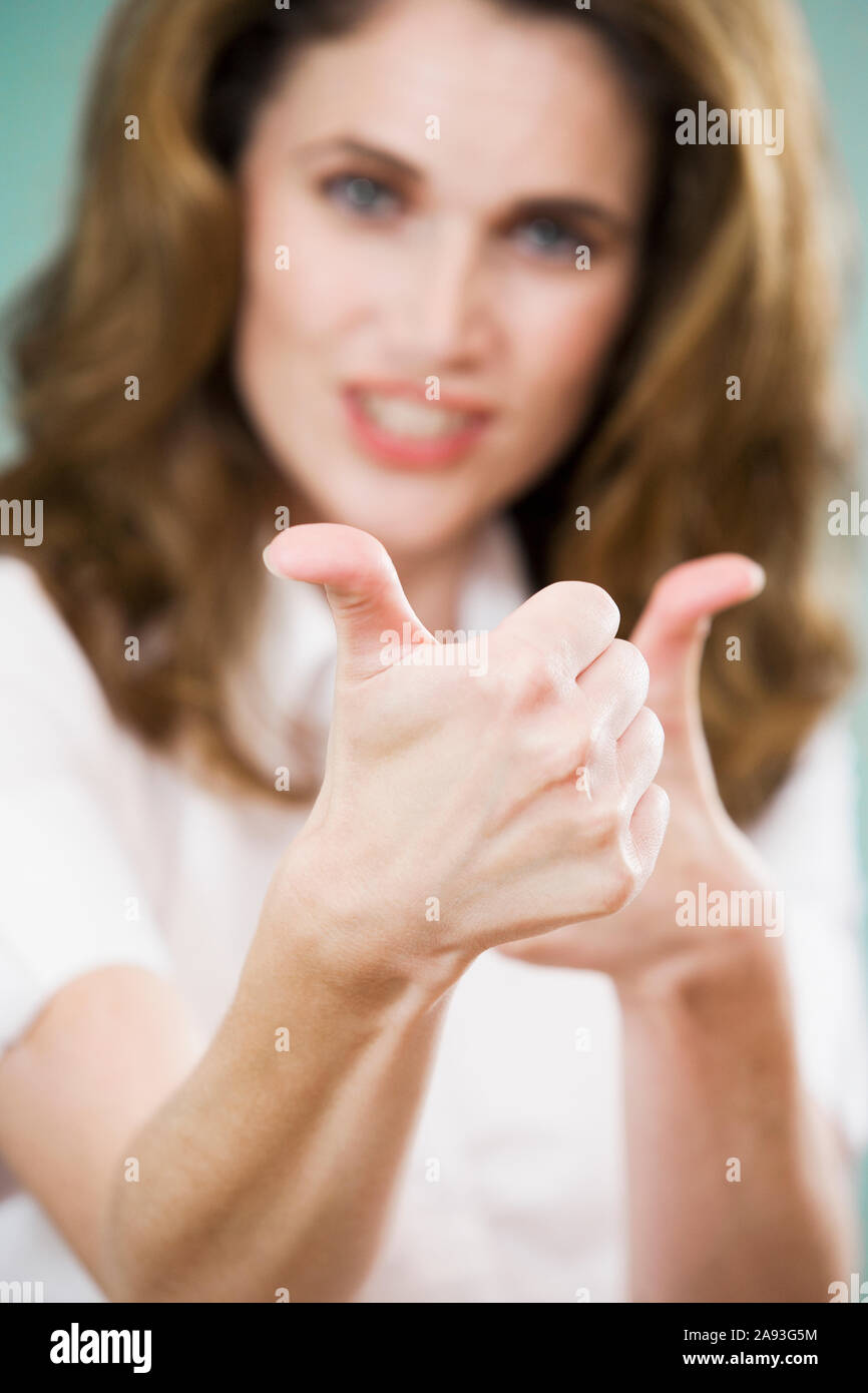 Ein daumen hoch zeichen machen -Fotos und -Bildmaterial in hoher ...