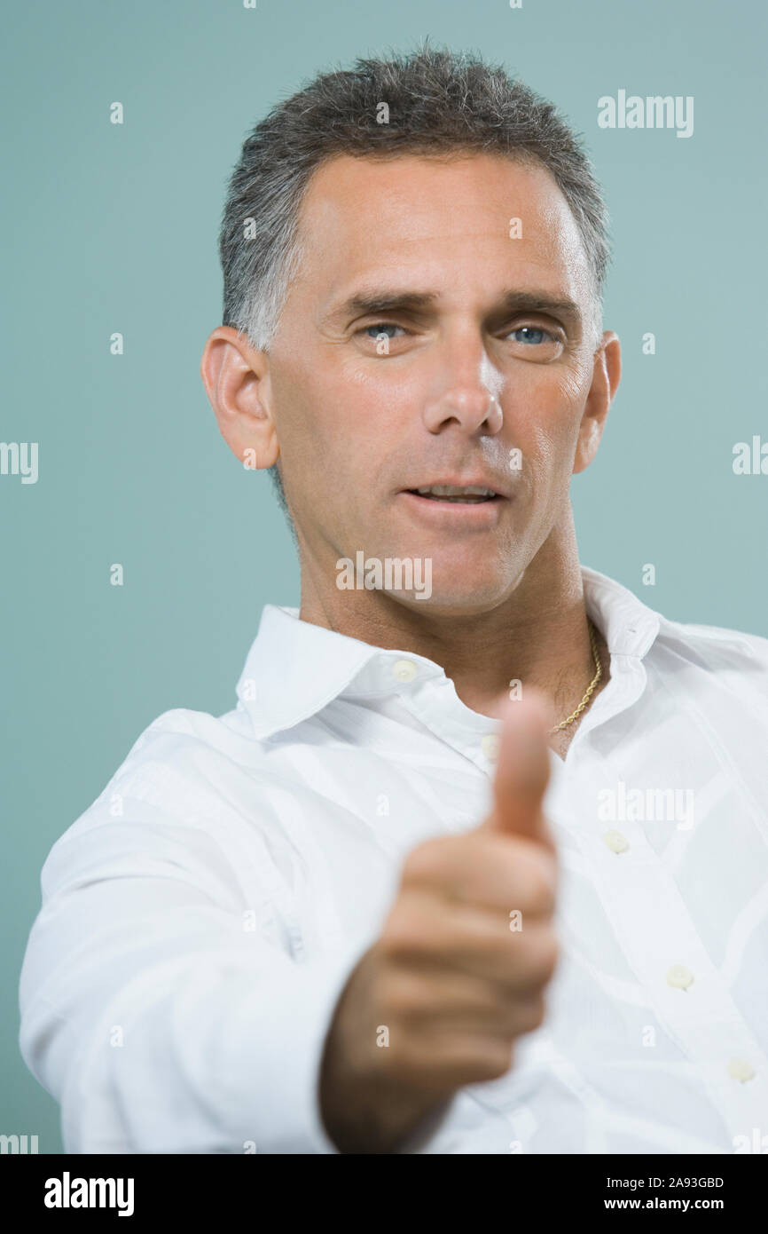 Porträt eines Mitte erwachsenen Mannes zeigt ein Daumen hoch Zeichen ...