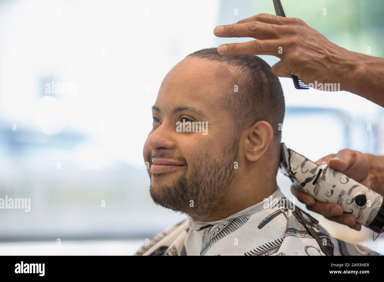 Kleines down syndrom -Fotos und -Bildmaterial in hoher Auflösung – Alamy