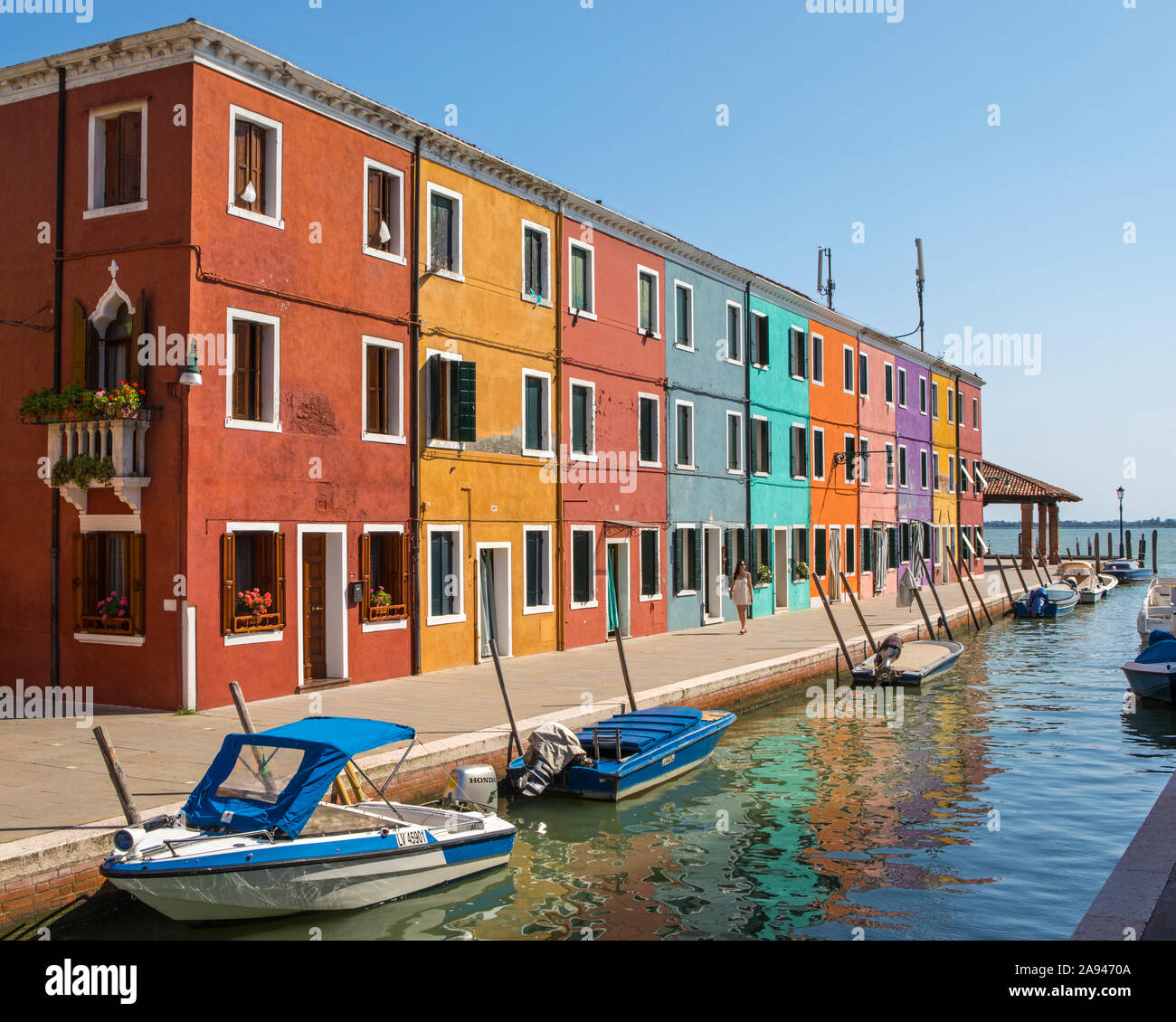 Burano, Italien - 19. Juli 2019: eine Straße der Schönen multi ...