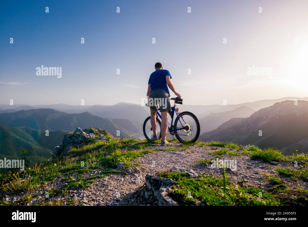 Abenteuerlustige Radfahrer reiten sein Mountainbike am Rand einer ...