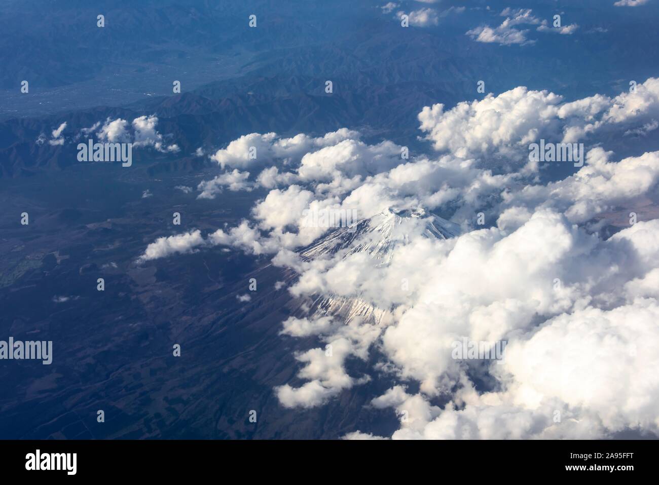Luftaufnahme, Vulkankrater, Mount Fuji von oben, Wolken und Berge ...