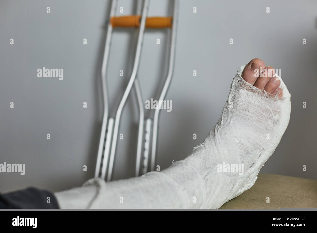Fuß in gips mann Stockfotos und -bilder Kaufen - Alamy