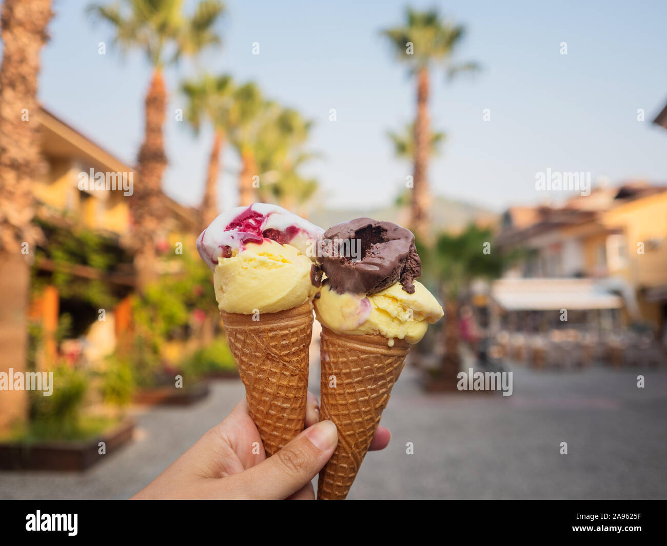 Two chocolate ice cream cone -Fotos und -Bildmaterial in hoher ...