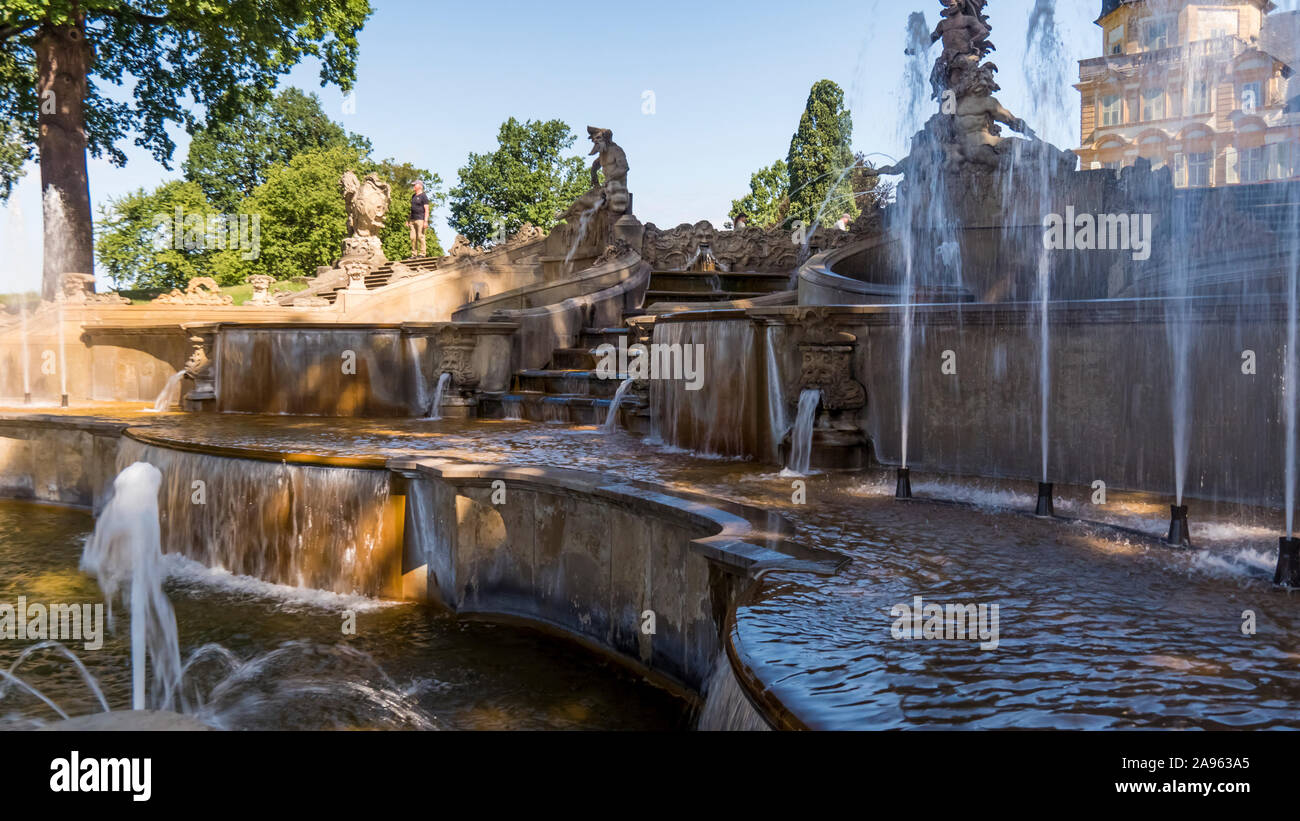 Bamberg 2019. Brunnen mit Jets und Seehof schloss. Wir sind an einem ...