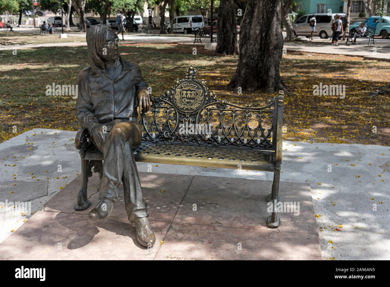 Statue Beatle, John Lennon sitzt auf einer Bank im Parque Lennon ...