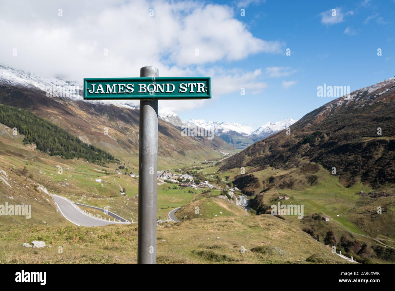 Alpine Bergwelt mit der "James Bond Str' Zeichen entlang der legendären ...