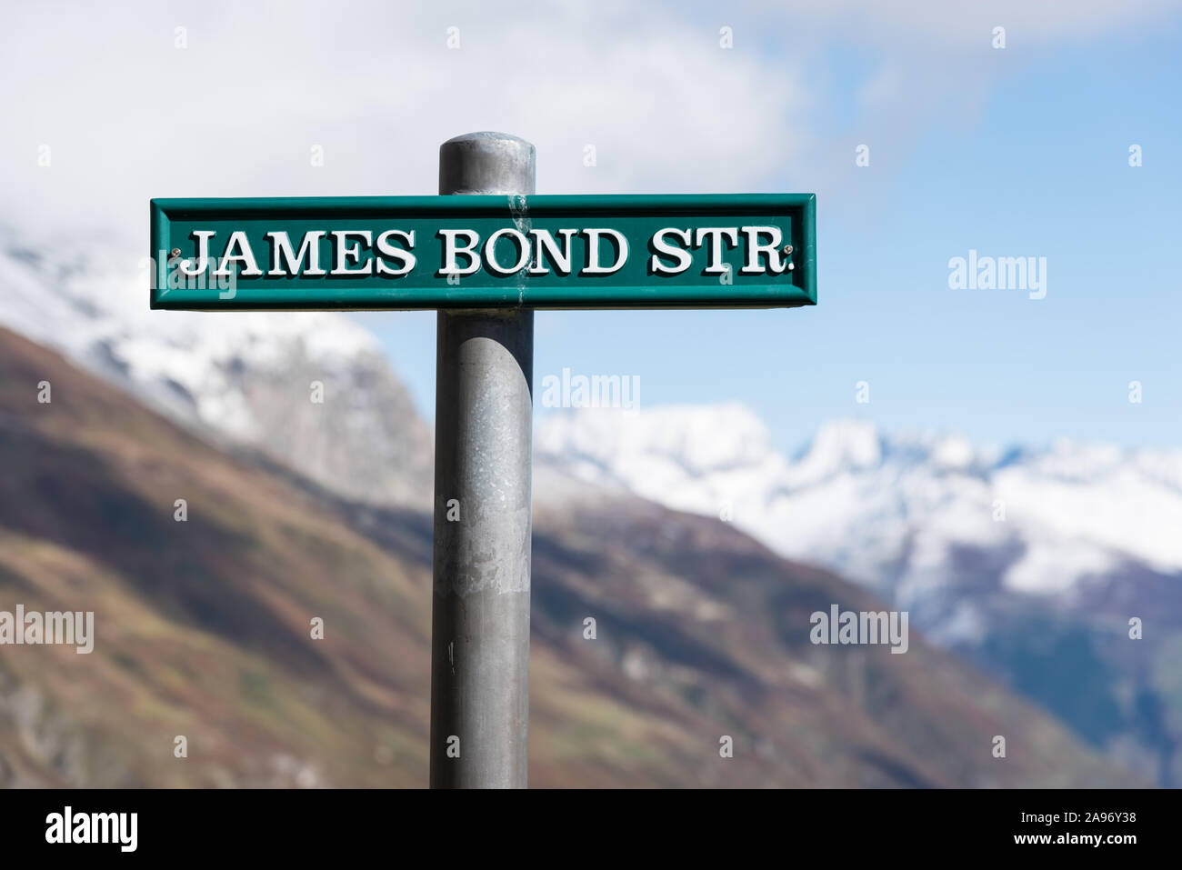 Alpine Bergwelt mit der "James Bond Str' Zeichen entlang der legendären ...