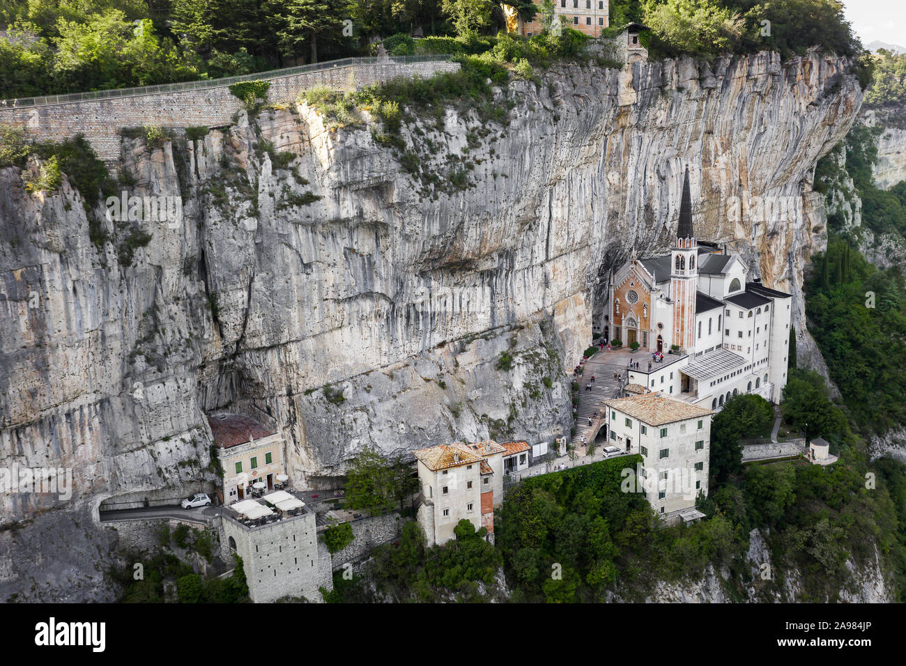 Antenne Panorama der Madonna della Corona Heiligtum, Italien. Die ...