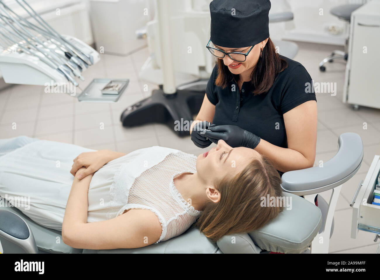 Mädchen beim zahnarzt bohren -Fotos und -Bildmaterial in hoher Auflösung – Alamy