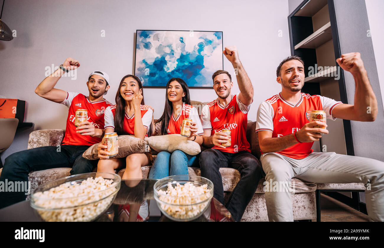 Arsenal fan drink ganzberg bier jeden tag -Fotos und -Bildmaterial in ...