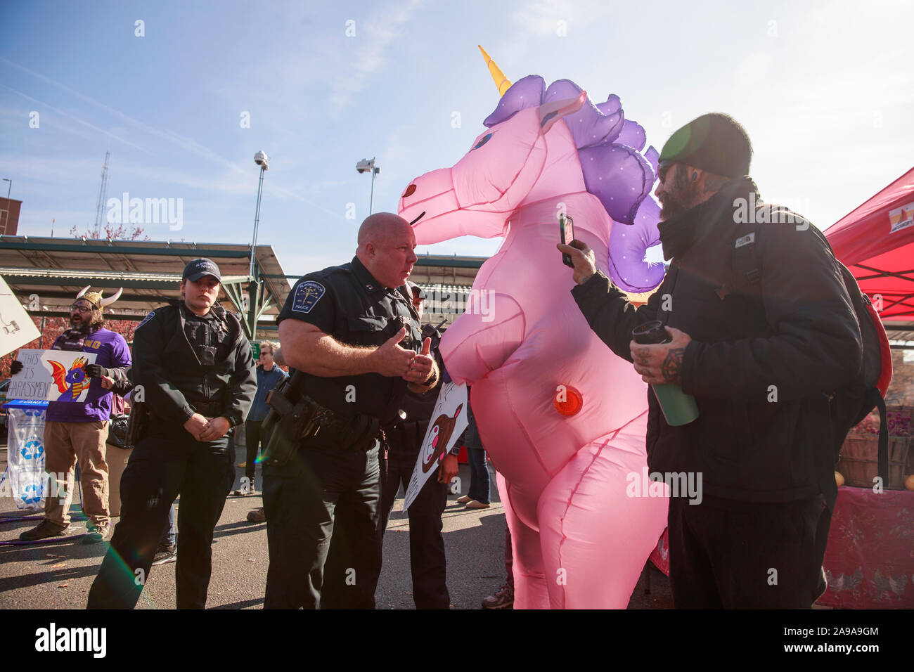 Bloomington, USA. 09 Nov, 2019. Ein Polizist fragt Forrest Gilmore das ...