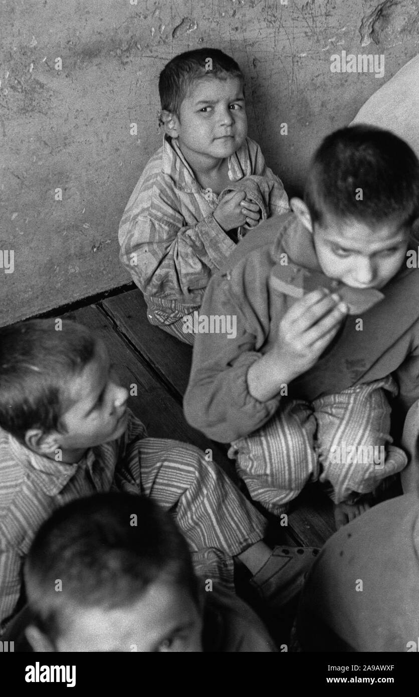 Kinder mit behinderung Schwarzweiß-Stockfotos und -bilder - Seite 2 - Alamy