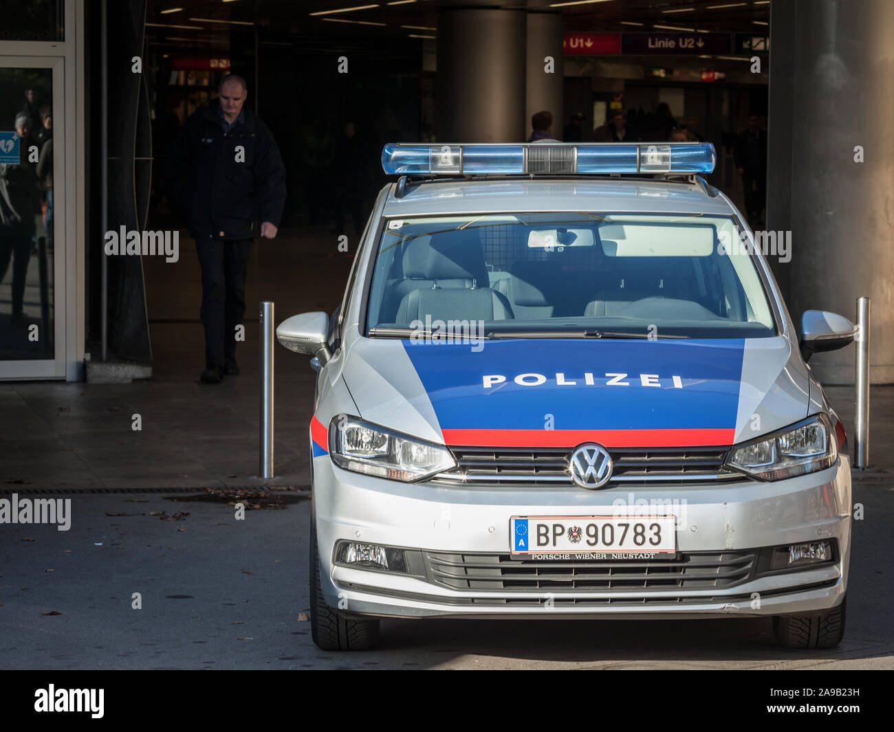 Wien, ÖSTERREICH - NOVEMBER 6, 2019: Österreichische Polizei Auto stand ...