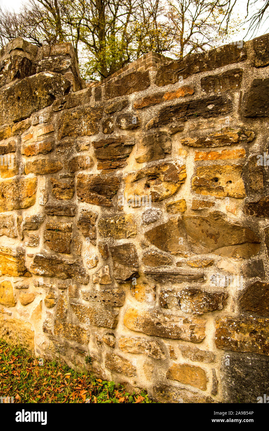 Mittelalterliche Mauer einer Burg in Deutschland Stockfotografie - Alamy
